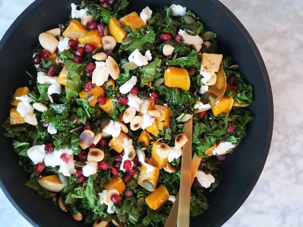Boerenkoolsalade met gegrilde pompoen, granaatappel, geitenkaas en ...