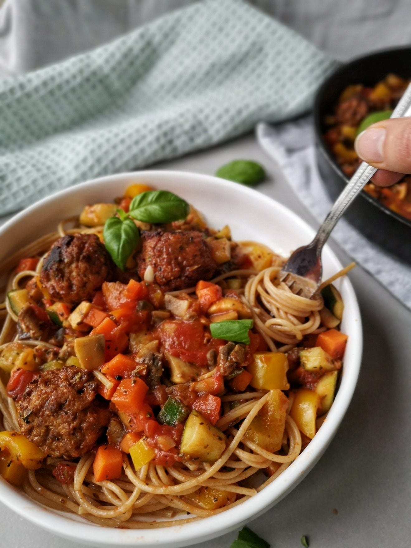 Pasta rode saus met vegetarische balletjes