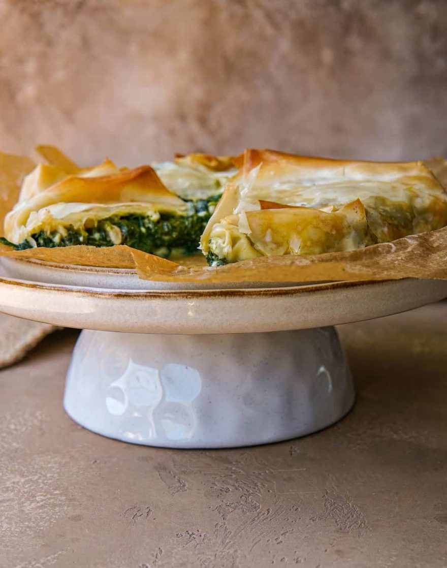 Vegetarische spinazietaart van filodeeg met feta