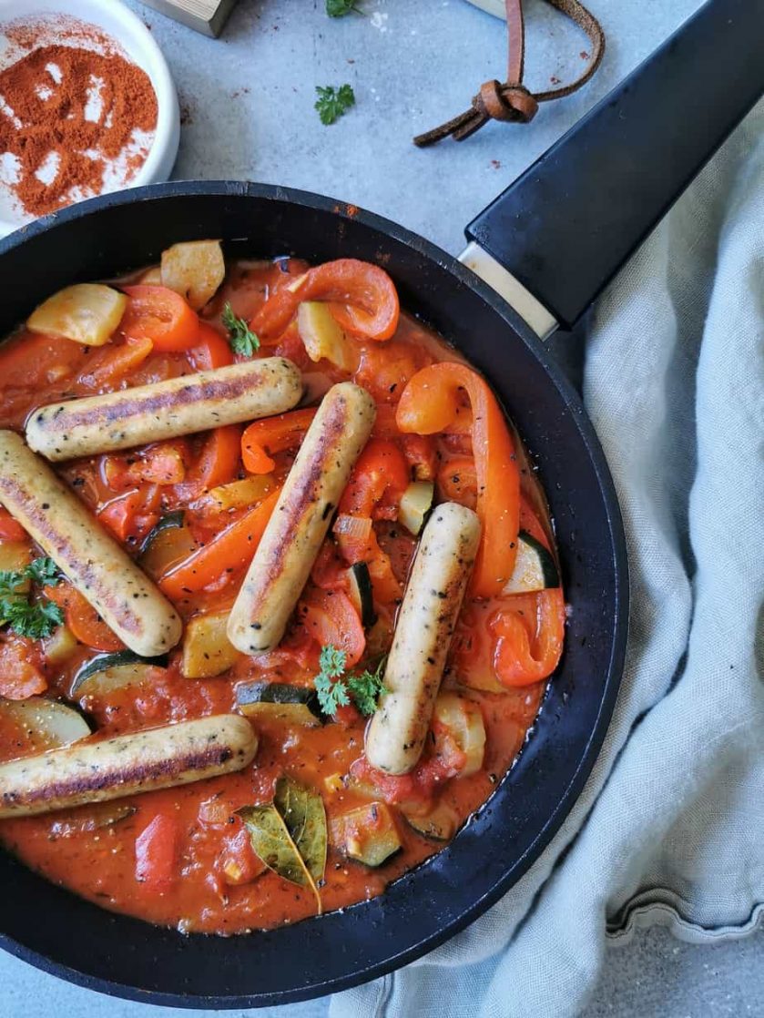Stoofpotje met groente en vegetarische worstjes