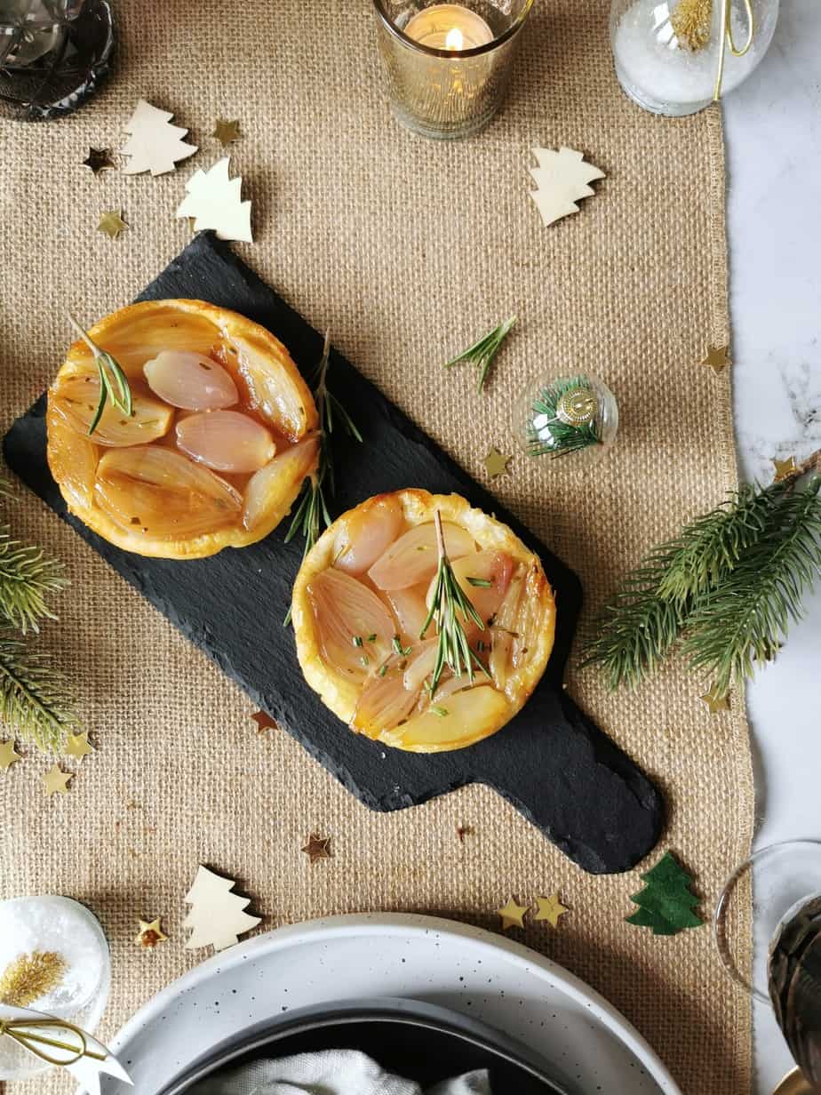 Vegetarische mini tarte tartin met gekarameliseerde ui