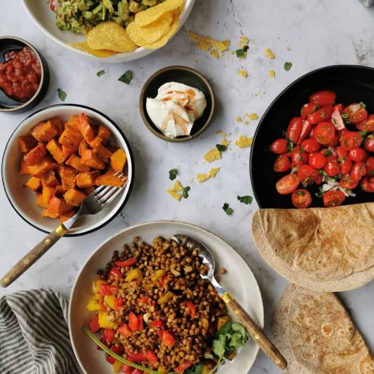 Vegetarische enchilada ovenschotel met wraps, zwarte bonen en mais