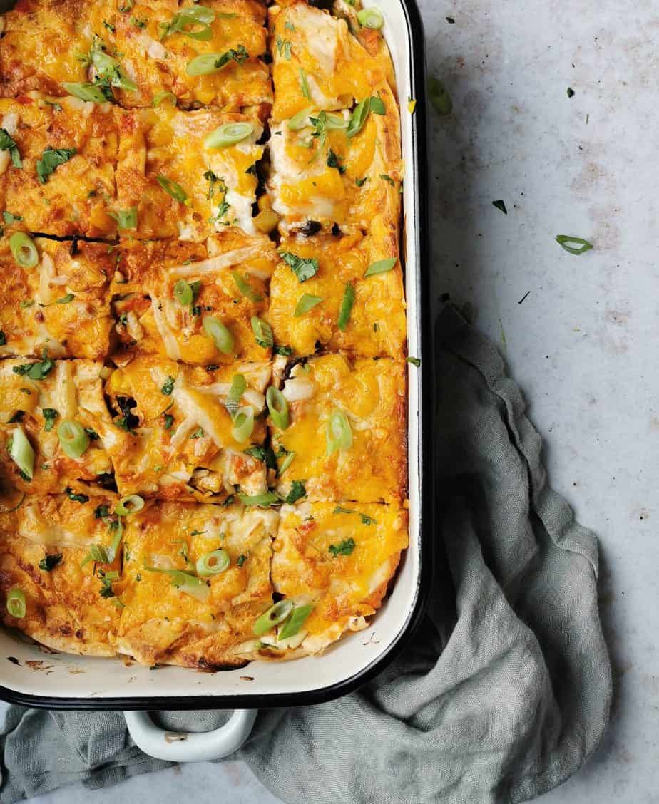 Vegetarische enchilada ovenschotel met wraps, zwarte bonen en mais