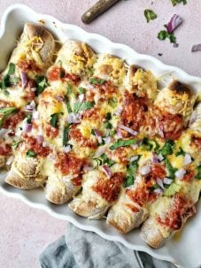 Vegetarische enchilada's: wraps gevulde met zoete aardappel, mais en bonen