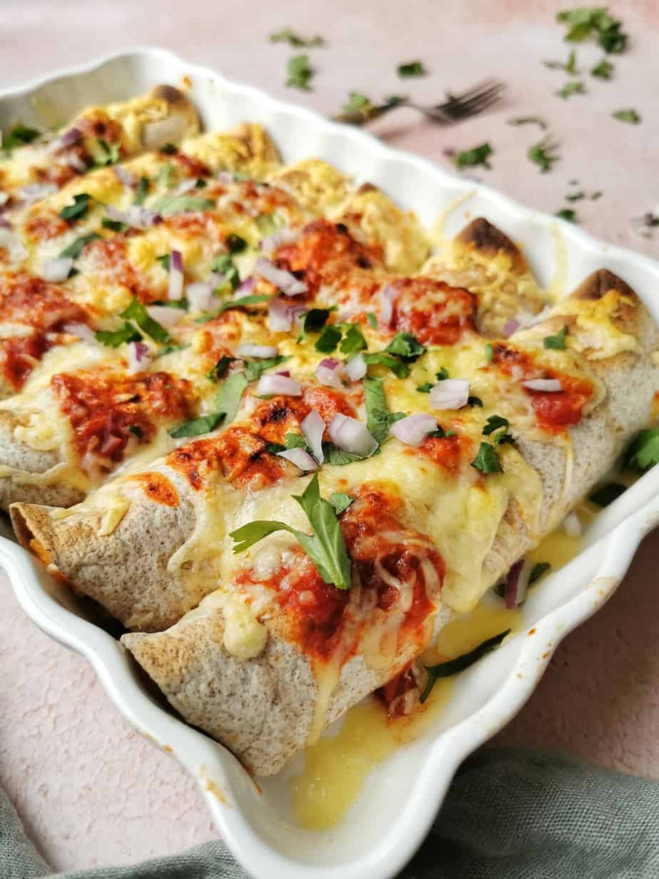 Vegetarische enchilada's: wraps gevulde met zoete aardappel, mais en bonen