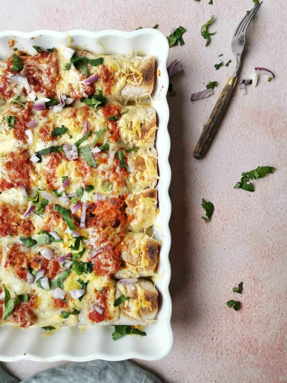 Vegetarische enchilada's: wraps gevulde met zoete aardappel, mais en bonen