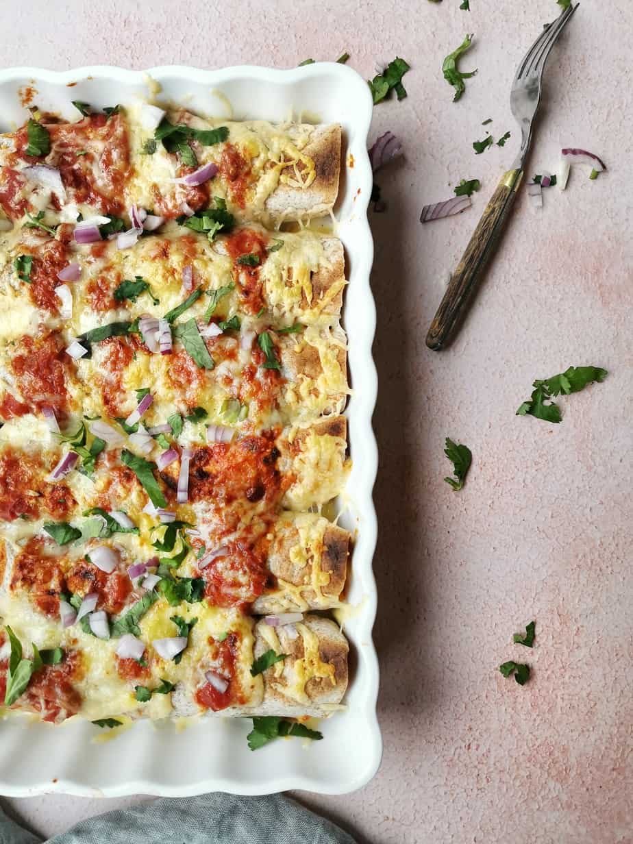 Vegetarische enchilada's: wraps gevulde met zoete aardappel, mais en bonen