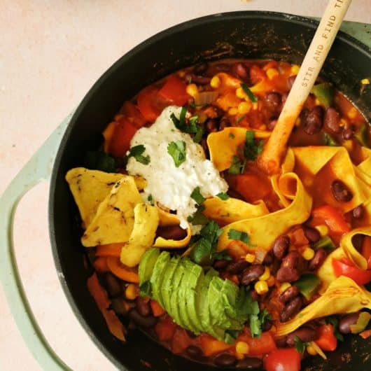 Vegetarische Mexicaanse salade met bonen en mais