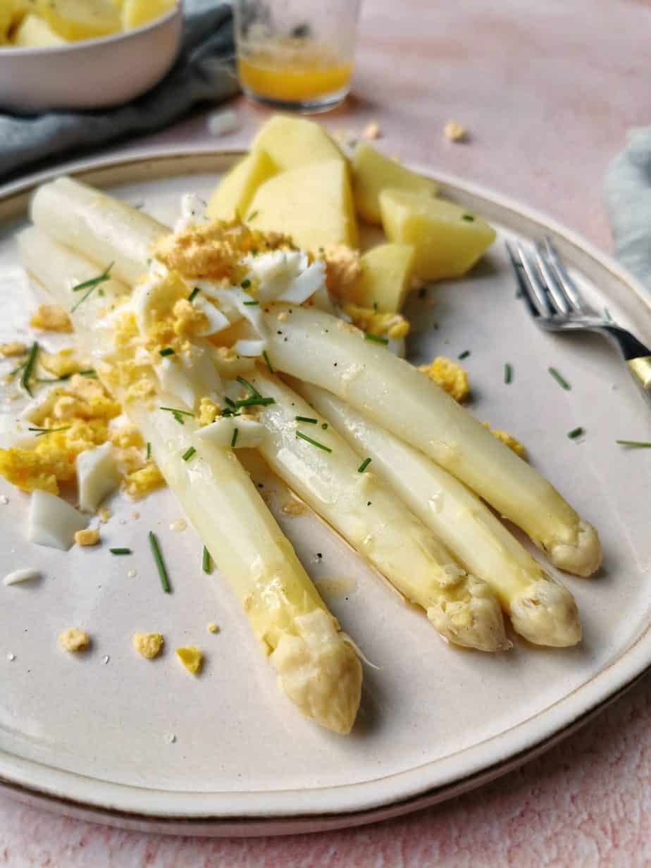 Witte asperges met botersaus en ei