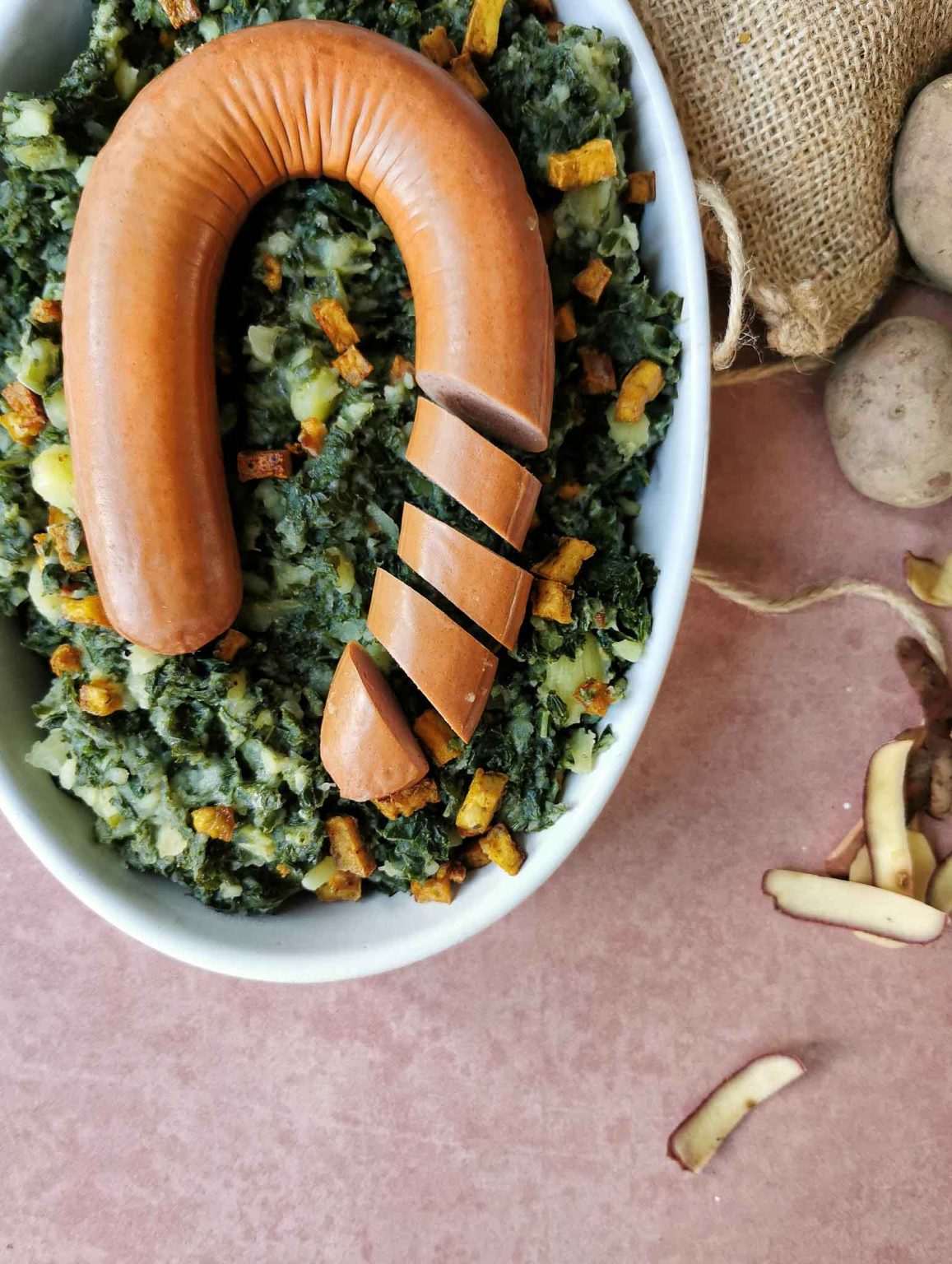 Boerenkool stamppot met vegetarische worst en tofublokjes