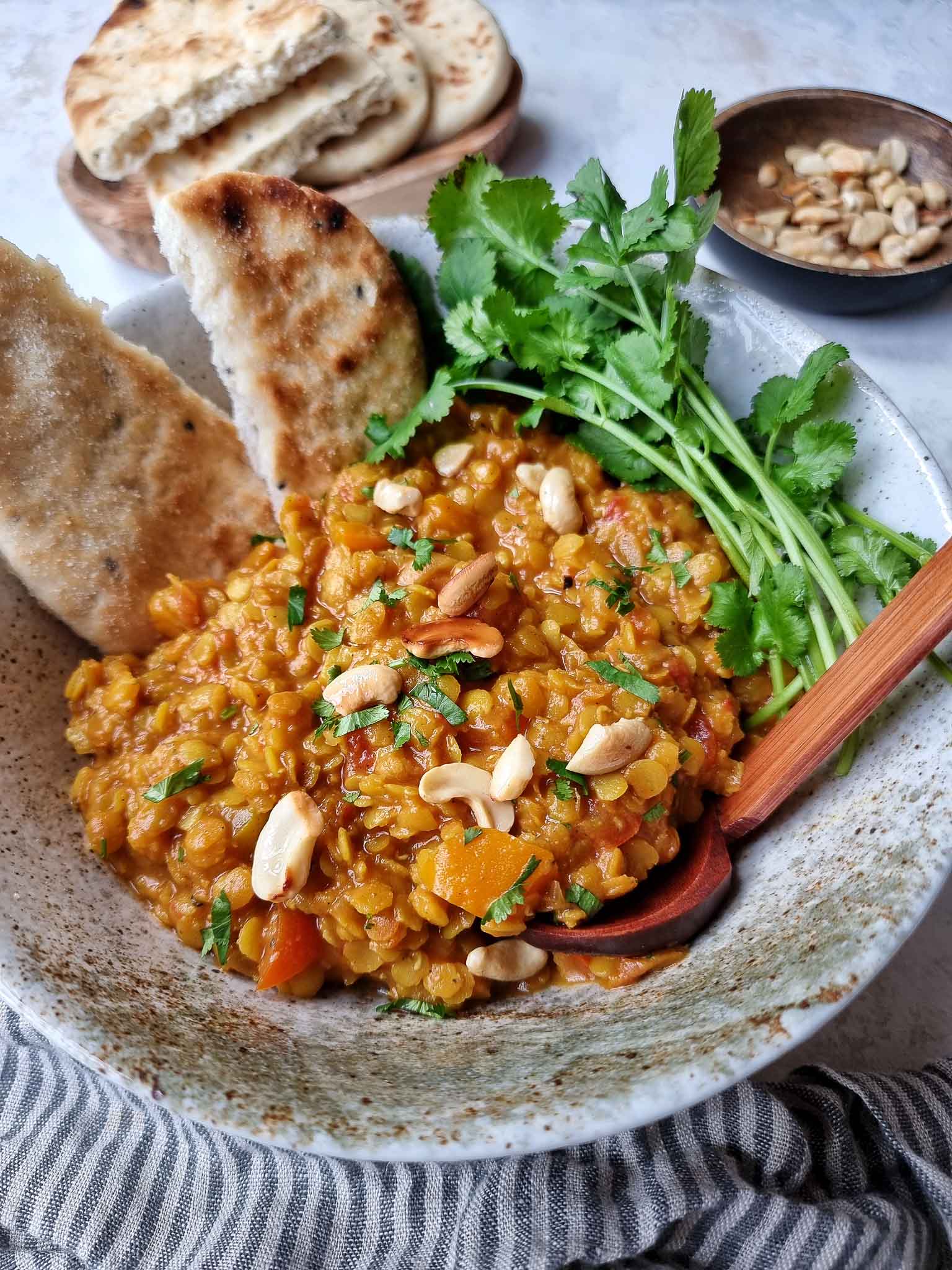 Vegan dal curry van gele linzen