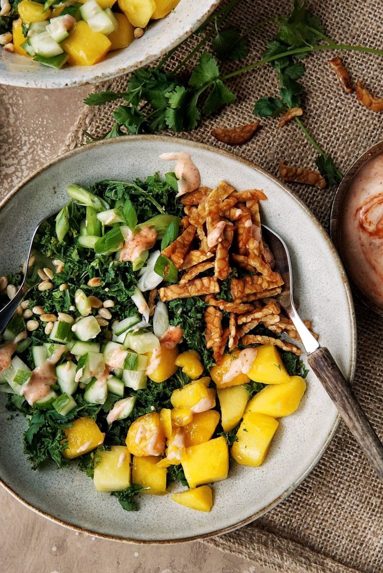 Boerenkool salade met mango, tempeh en sriracha mayonaise