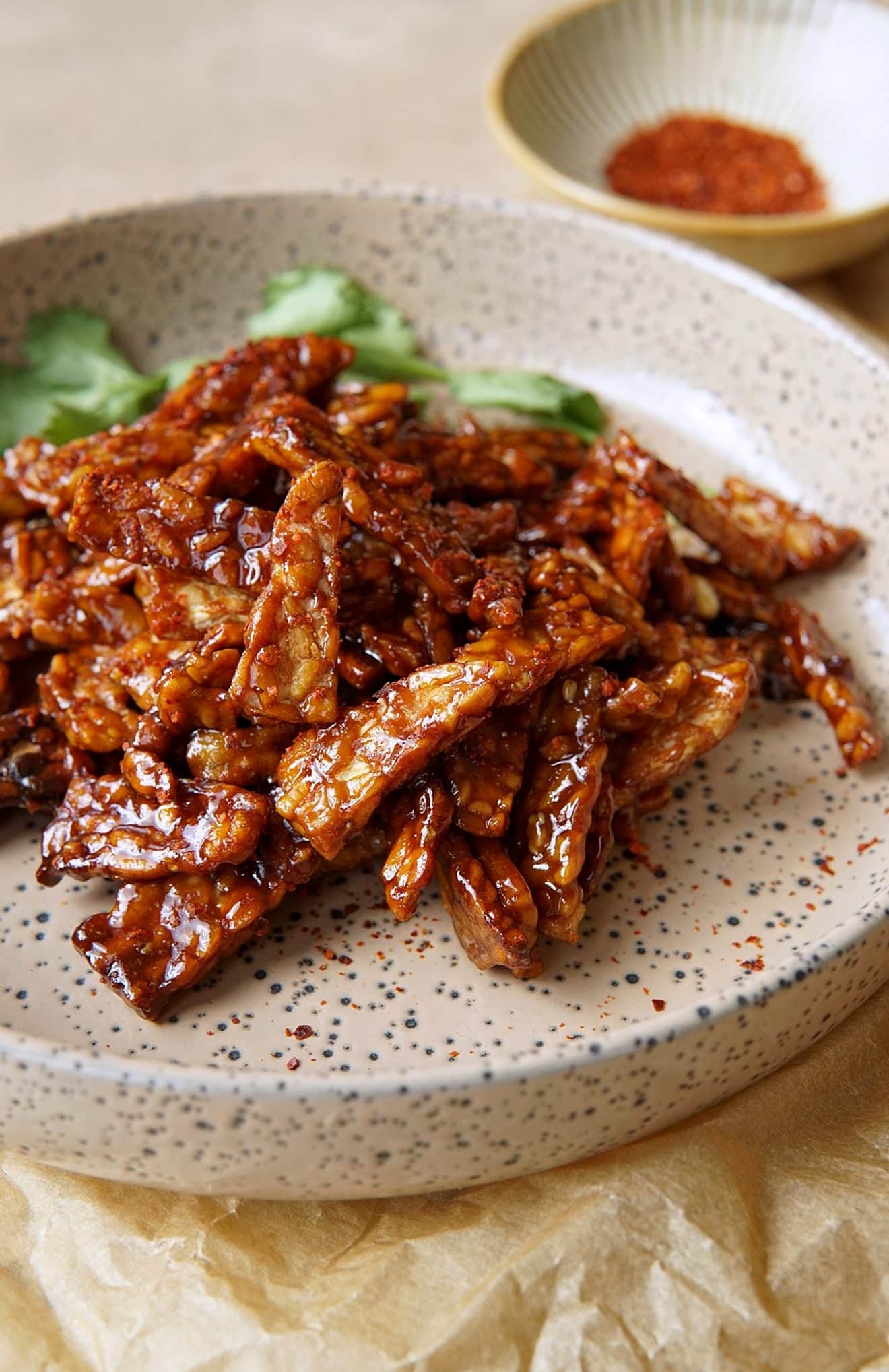 Zo maak je de lekkerste knapperige sticky tempeh