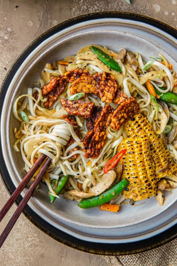 Zo maak je de lekkerste knapperige sticky tempeh
