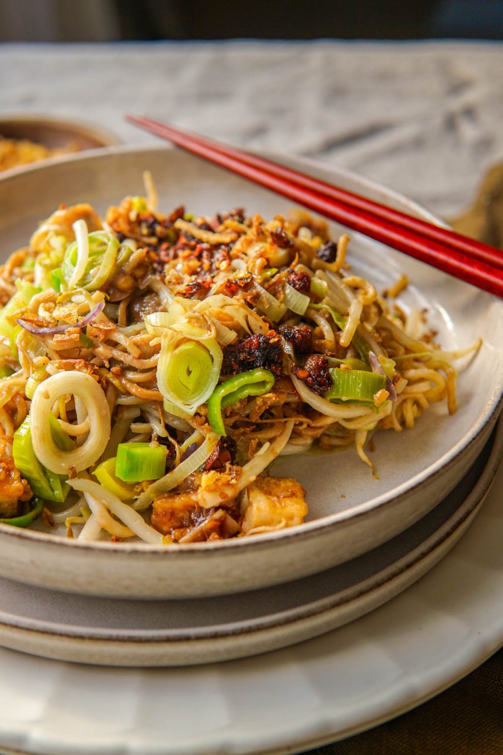 Snelle vegan noedels met pindadressing