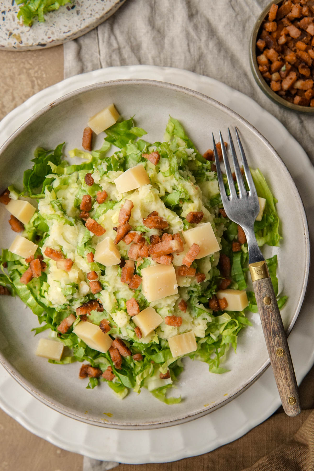 Andijvie stamppot met tofu kaasblokjes