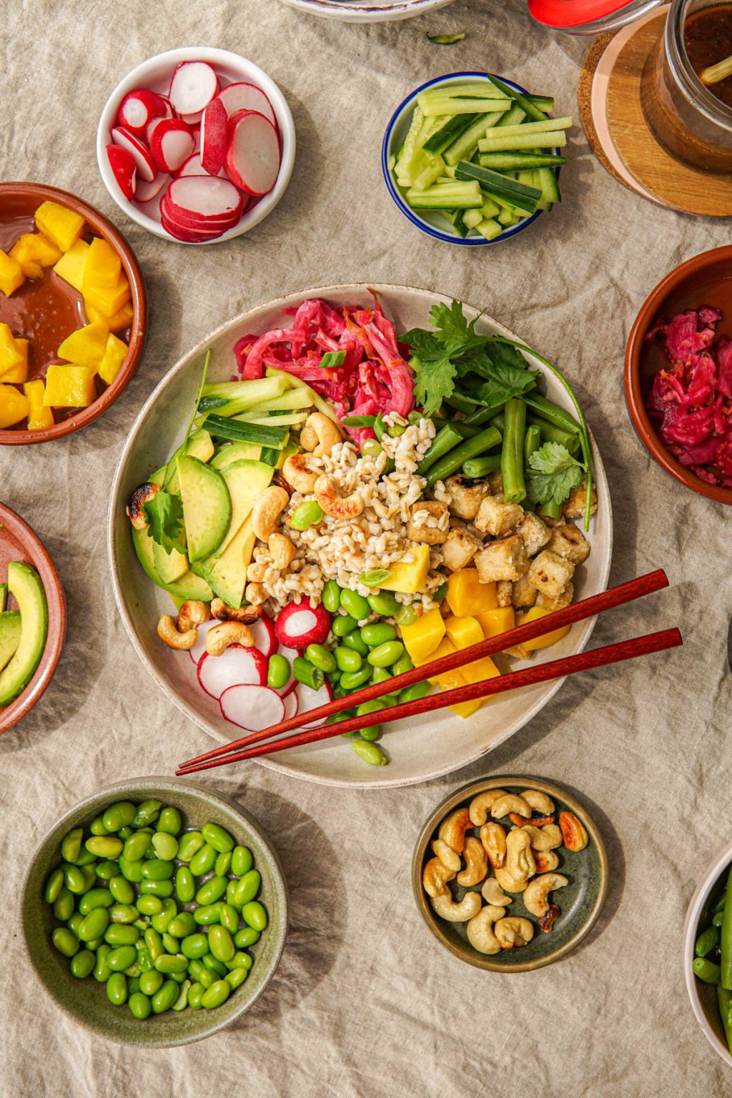 Kleurrijke vegan poke bowl met veel groente