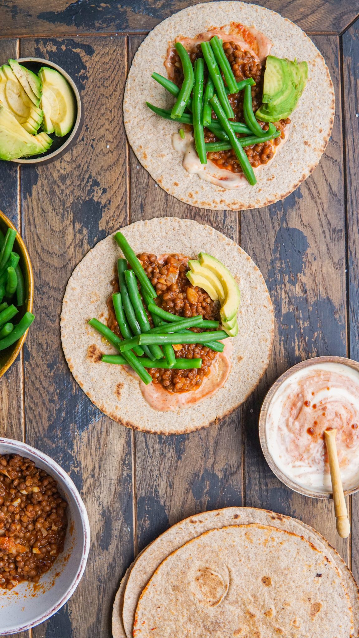 Vegan wraps met linzen, sperziebonen, avocado en chipotlemayo