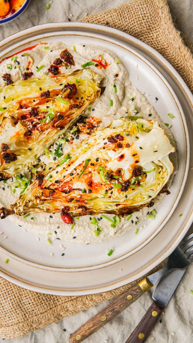 Gegrilde spitskool uit de oven met romige tofusaus