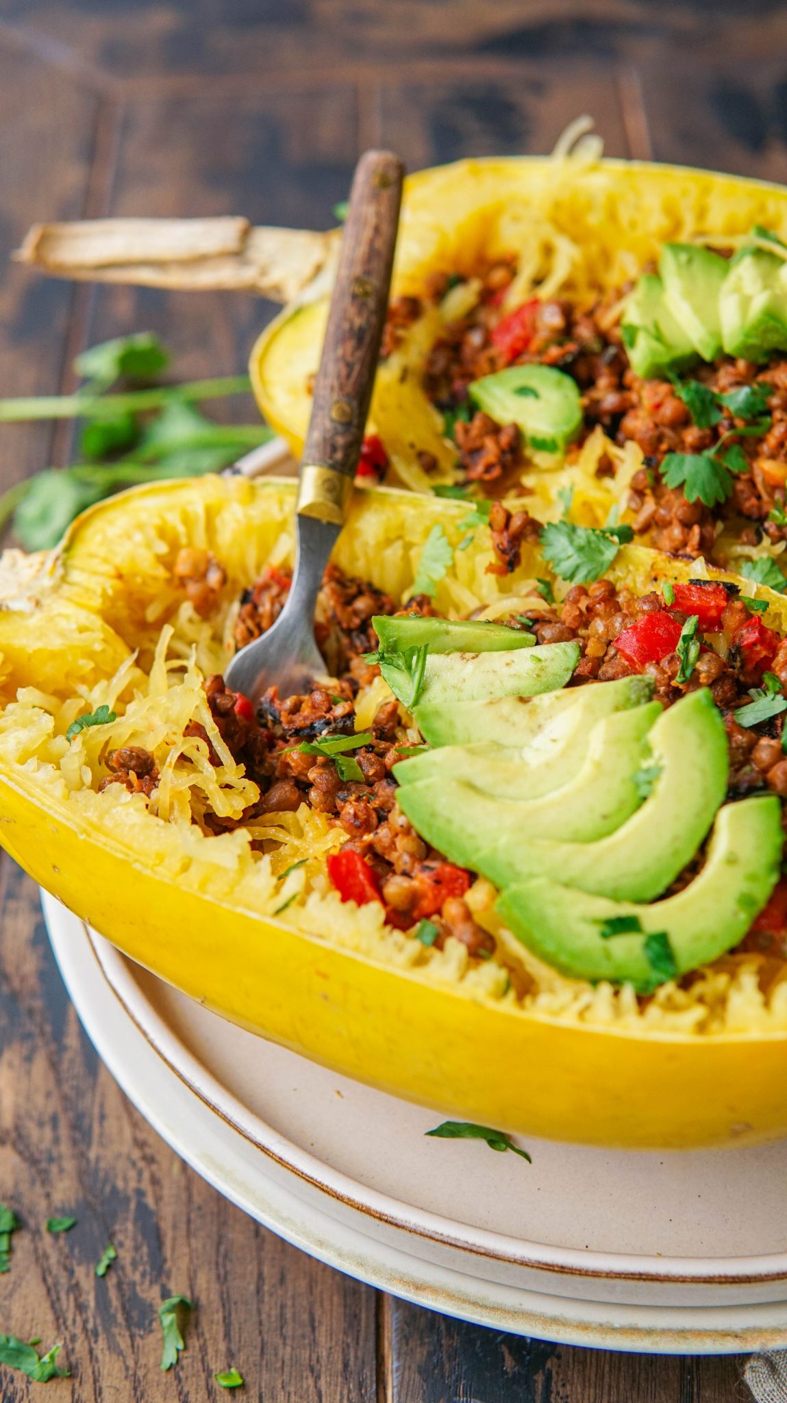 Gevulde spaghetti pompoen met linzen en avocado