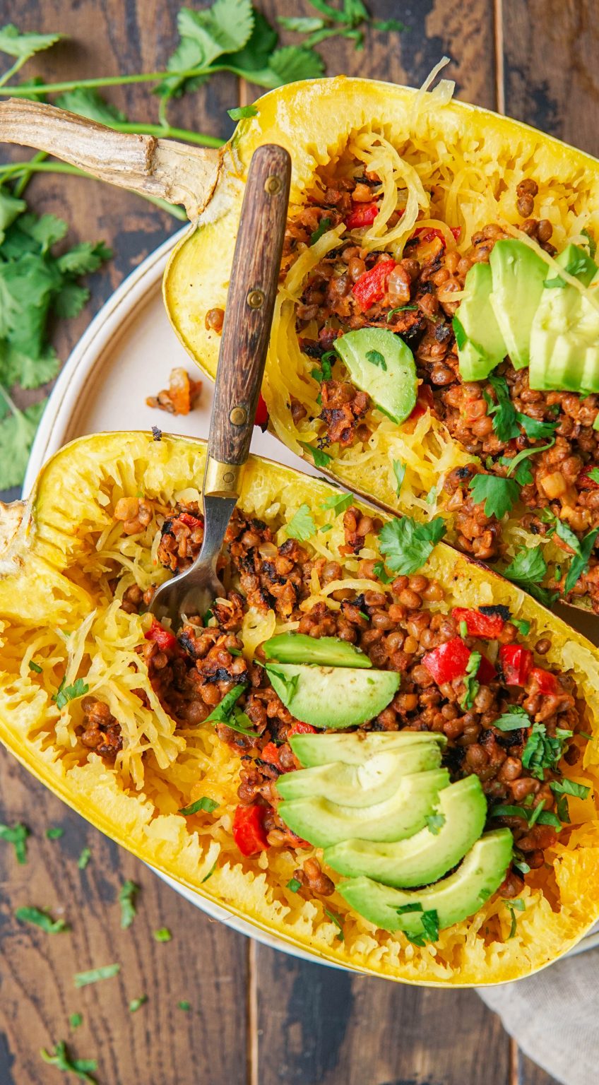 Gevulde spaghetti pompoen met linzen en avocado