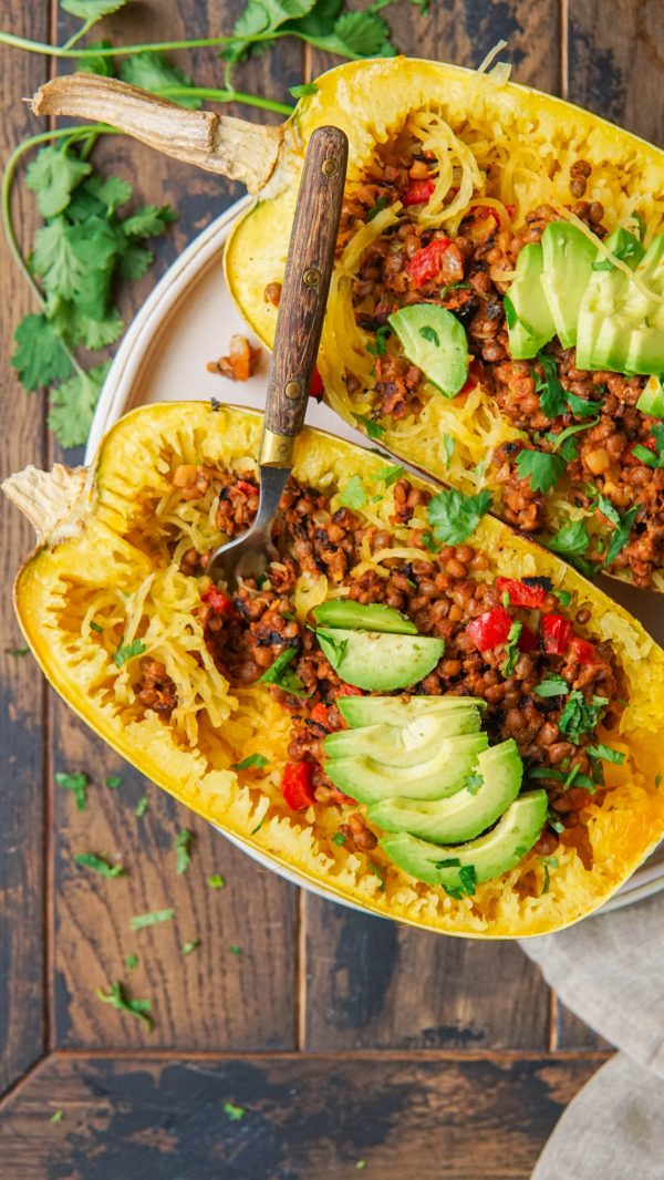 Gevulde spaghetti pompoen met linzen en avocado