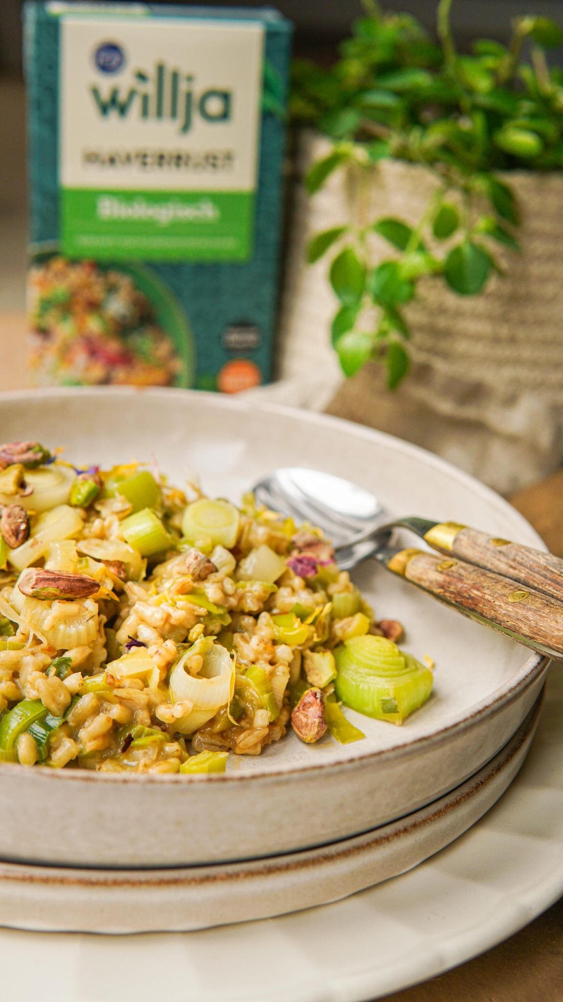 Vegan risotto van haverrijst met prei en misoboter