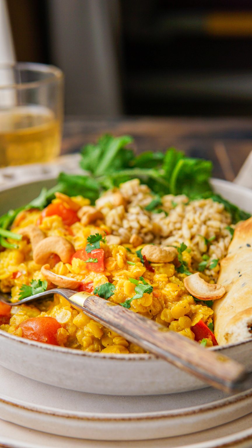 Vegan dal curry van gele linzen